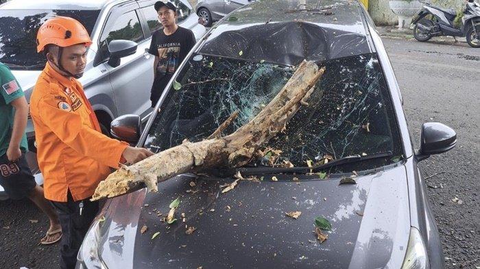 Satu Mobil Tertimpa Dahan Beringin yang Patah di Jalan Magangan Kulon ...
