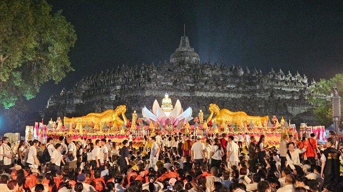 Jelang Detik-detik Waisak 2569 BE/2025, Ribuan Umat Buddha Padati Candi Borobudur Magelang ...