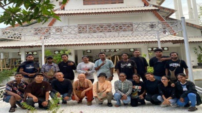 Diskusi Hangat Mahasiswa Papua di DIY dengan Profesor Darwis Khudori ...