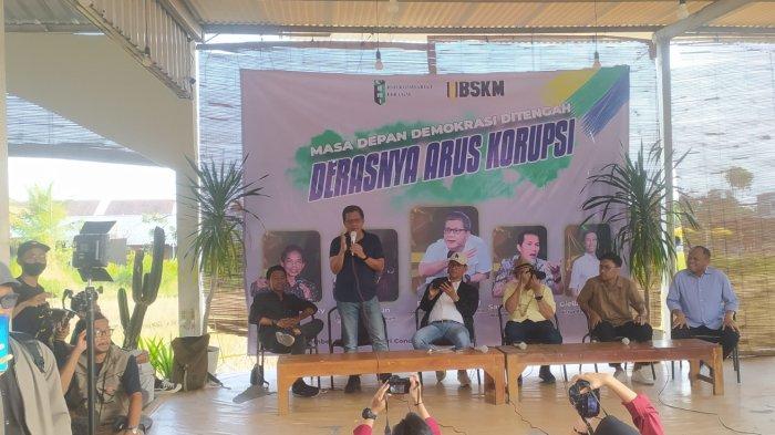Diskusi Kebangsaan Bareng Rocky Gerung di Sleman Memanas, Refly Harun Dilempar Botol Air Mineral ...