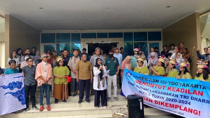 Tukin Tak Kunjung Cair Sejak 2020, Puluhan Dosen ISI Yogyakarta Gelar Aksi di Gedung Rektorat ...