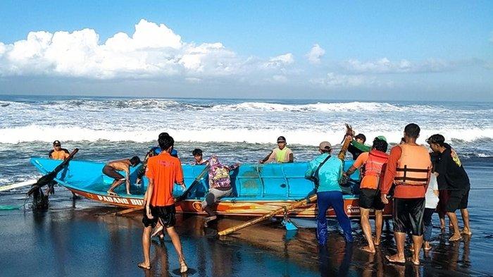 Perahu Nelayan Terbalik Usai Diterjang Ombak Laut di Perairan Bugel Kulon Progo - Tribunjogja.com