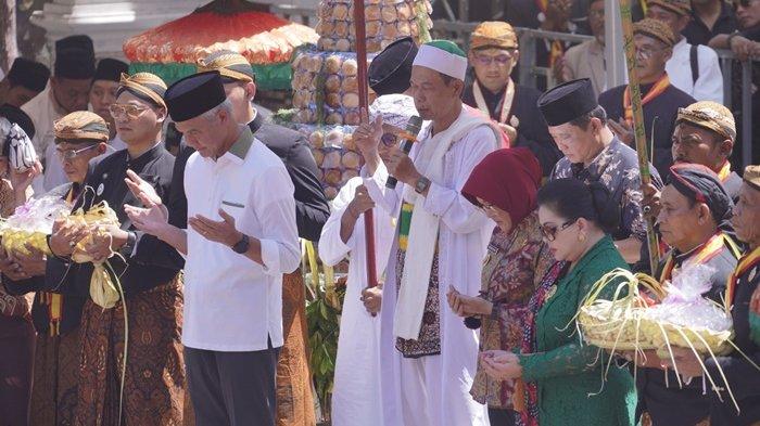 Ikuti Tradisi Sebar Apem Ya Qowiyu di Jatinom Klaten, Ganjar Pranowo ...