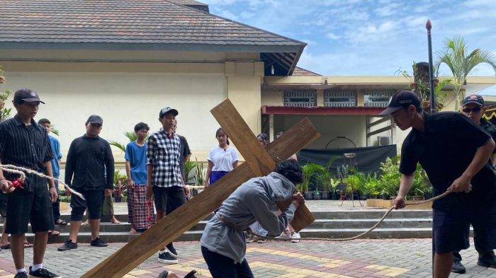 Umat Katolik di Gereja Hati Kudus Tuhan Yesus Pugeran Menghayati Tablo ...