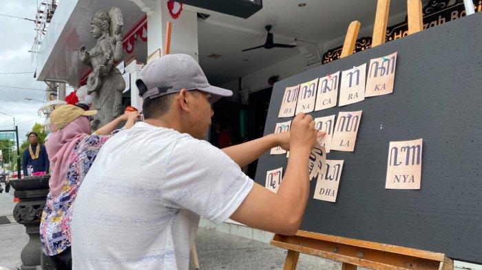 HUT ke 78 RI, Pengunjung Malioboro Diajak Lomba Menyusun Aksara Jawa ...