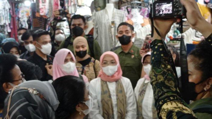 Habiskan Jutaan Rupiah, Ibu Negara Iriana Jokowi Borong Jualan Pedagang ...