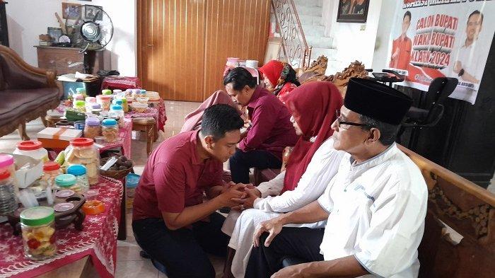Hamenang dan Istri Lakukan Tradisi Sungkeman Sebelum Nyoblos di TPS 02 Desa Jatipuro ...