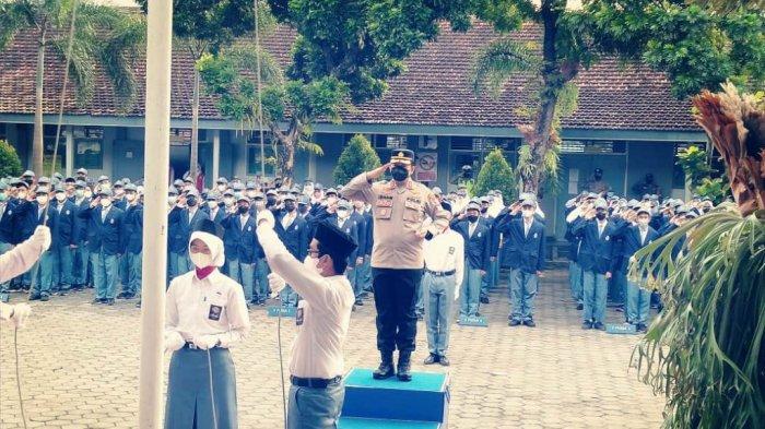 Jadi Pembina Upacara di SMA 2 Yogya, Kapolresta Yogyakarta : Hindari Narkoba dan Kenakalan ...