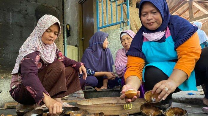 Jaga Kualitas, Kelompok Tani Ngudi Mulyo Bikin Gula Aren dari Bahan Nira Air Kelapa - Halaman ...