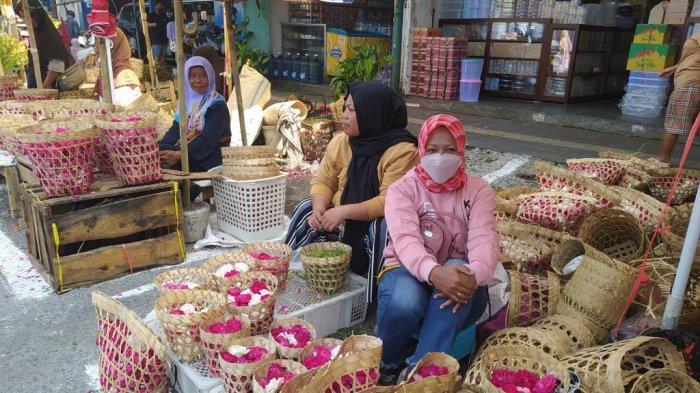 Jelang Lebaran, Harga Bunga Mawar Tabur di Pasar Rejowinangun Magelang ...