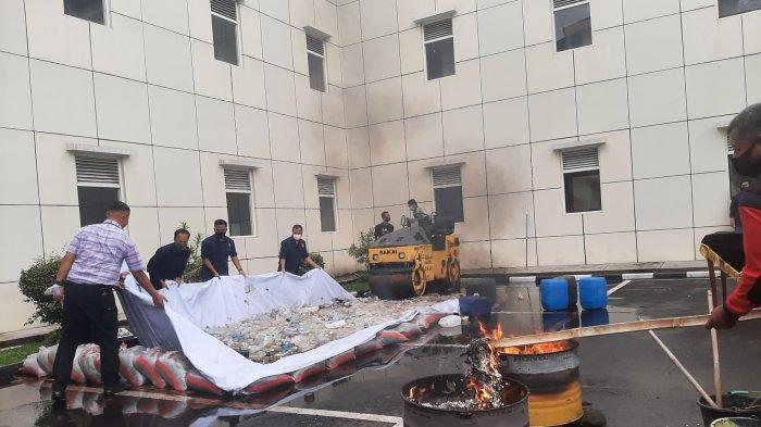 Polda DIY Musnahkan Ribuan Botol Berisi Miras dan Obat Keras Jelang Natal dan Tahun Baru 2023 ...