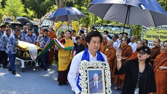 Jenazah Konglomerat Murdaya Poo Dikremasi Menggunakan Kayu Cendana dan ...