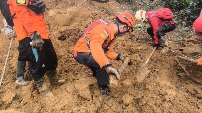 Jenazah Aurel Ditemukan di Bawah Reruntuhan Bangunan yang Tersapu Longsor Pekalongan ...