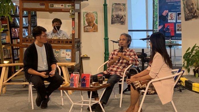 Puisi Doa Orang Sibuk Yang 24 Jam Sehari Berkantor di Ponselnya Joko Pinurbo: Tuhan, ponsel saya ...