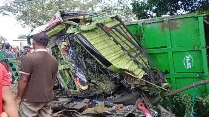 KRONOLOGI Truk Tronton Hilang Kendali Lalu Tabrak Pagar dan Timpa Truk Lain di Lumajang, Sopir ...