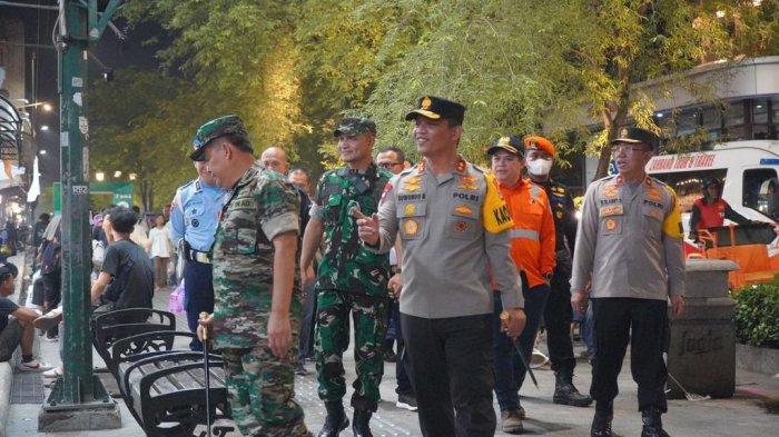 Solid, Kapolda DIY dan Danrem 072 Pamungkas Cek Situasi dan Sapa Masyarakat di Malioboro ...