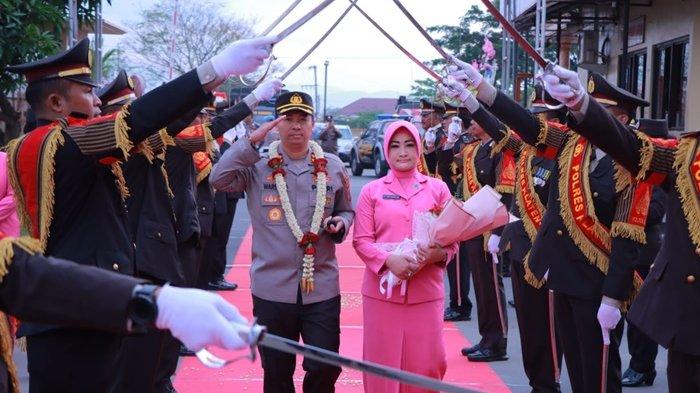 Tradisi Pedang Pora Warnai Penyambutan AKBP Warsono Sebagai Kapolres Klaten yang Baru ...