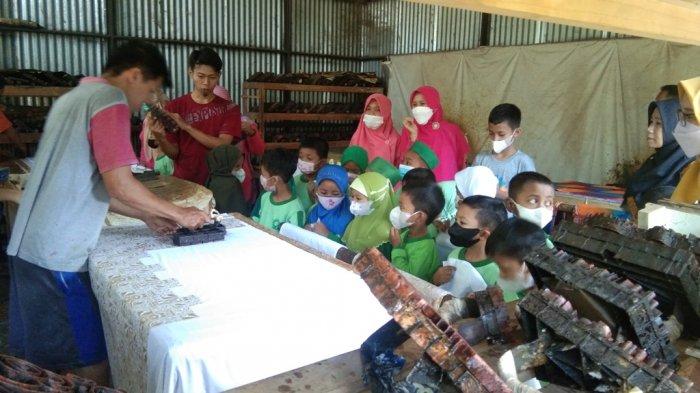Kenalkan Budaya Lokal, Siswa TK ABA Ledok II Belajar di Sembung Batik ...