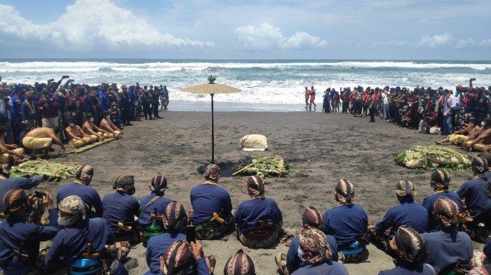 Labuhan Patuh Keraton Yogyakarta, Rambut dan Kuku Sri Sultan Dilabuh ke ...