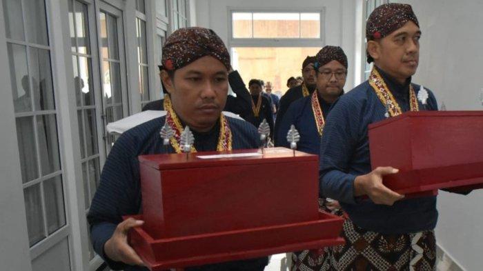 Ubo Rampe Tradisi Labuhan Gunung Lawu Kraton Jogja - Tribunjogja.com