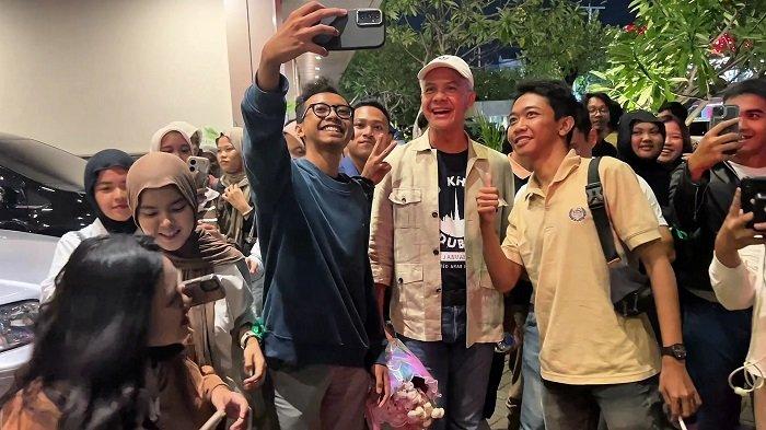 Keseruan Ganjar Pranowo Nobar Film Sayap-Sayap Patah 2 Bersama Para Gen Z di Yogyakarta ...