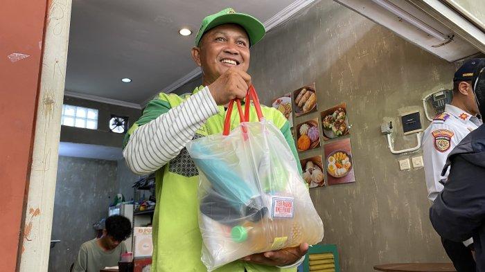 Kisah Pak Sarwo, Jukir Terbaik Pasar Kranggan yang Diapresiasi Pemkot ...