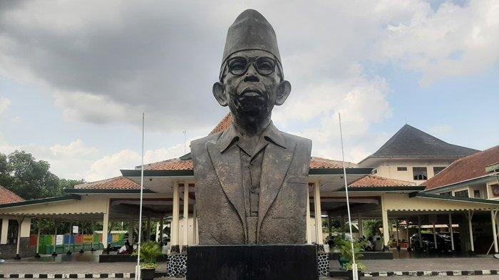 Patung Ki Hajar Dewantara di Taman Siswa Seolah 'Menangis', 352 Orang ...