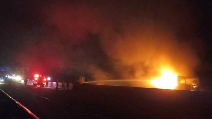 Kronologi Truk Tangki BBM Hangus Terbakar di Tol Ngawi, Api Muncul Dari Ban Belakang ...
