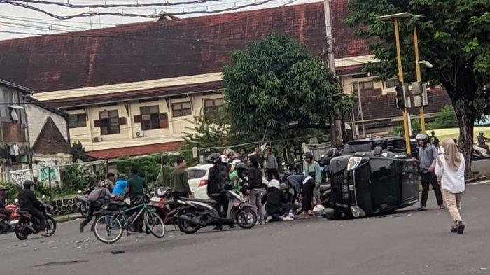 Tabrakan Mobil vs Motor di Simpang Empat Sagan Sleman, Satu Mobil ...