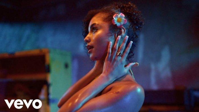 Lirik Lagu dan Terjemahan Water - Tyla, Make me sweat, make me hotter ...