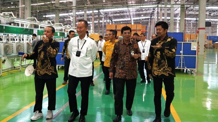Menteri Perindustrian Republik Indonesia Kunjungi Pabrik AC Sharp ...