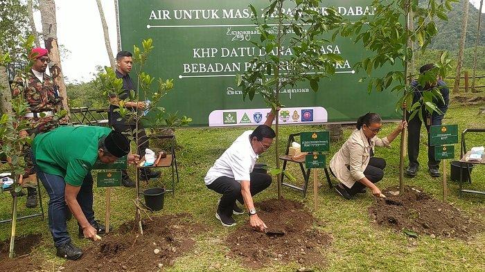 Merawat Sumber Air demi Peradaban Masa Depan, Sultan Bersama Anak-Cucu Tanam Pohon di Lereng ...