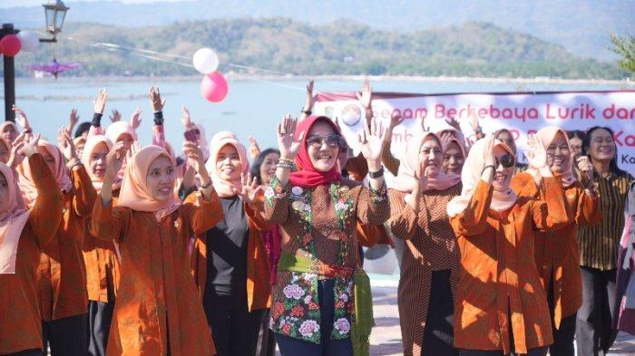 Meriahkan HUT ke-219 Klaten, Bupati Sri Mulyani dan DWP Senam Berkebaya di Bukit Sidoguro ...