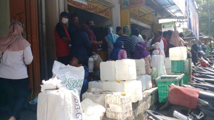 Minyak Goreng Curah Masih Langka, Warga Magelang Rela Antre Berjam-Jam ... Minyak Goreng Curah Masih Langka, Warga Magelang Rela Antre Berjam-Jam ...