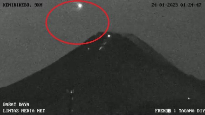 Misteri Cahaya Seolah Melintas di Atas Gunung Merapi, Komentar Para ...