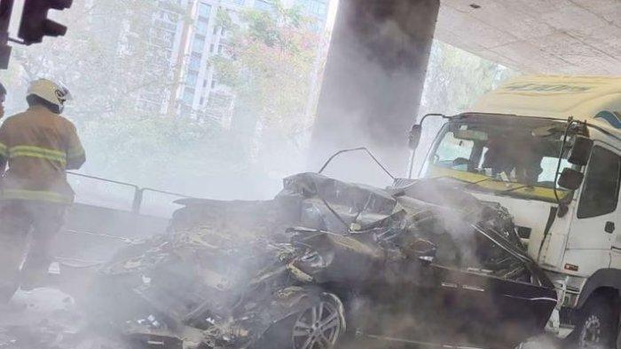 Mobil Remuk Tak Berbentuk Terhimpit Truk Ukuran Jumbo - Tribunjogja.com Mobil Remuk Tak Berbentuk Terhimpit Truk Ukuran Jumbo - Tribunjogja.com