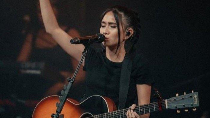 Lirik dan Terjemahan Lagu Take a Chance with Me – NIKI, Trending di ...