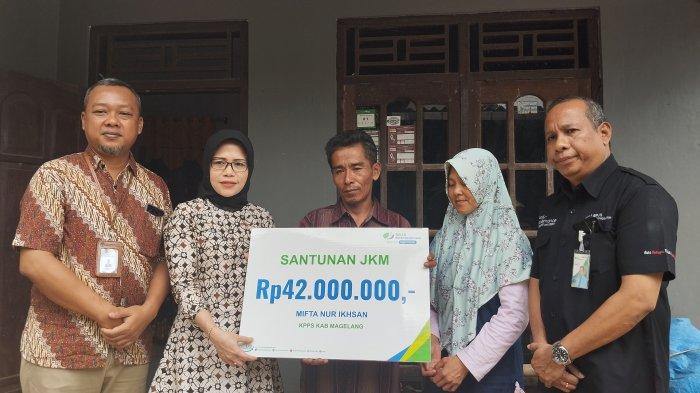 Penyerahan JKM kepada Keluarga Anggota KPPS yang Meninggal Akibat Kecelakaan di Secang ...