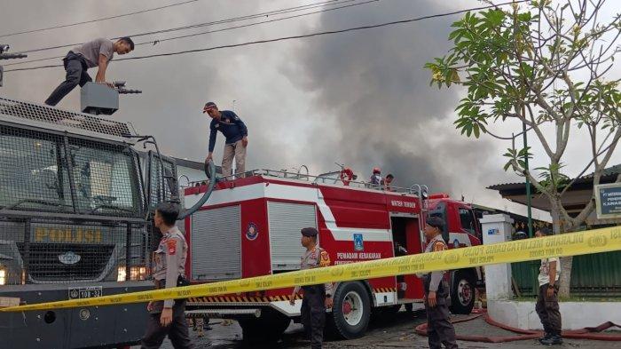 Pabrik Garmen di Ngaglik Sleman Kebakaran Sejak Pukul 3 Pagi, Hingga Kini Petugas Masih Padamkan ...