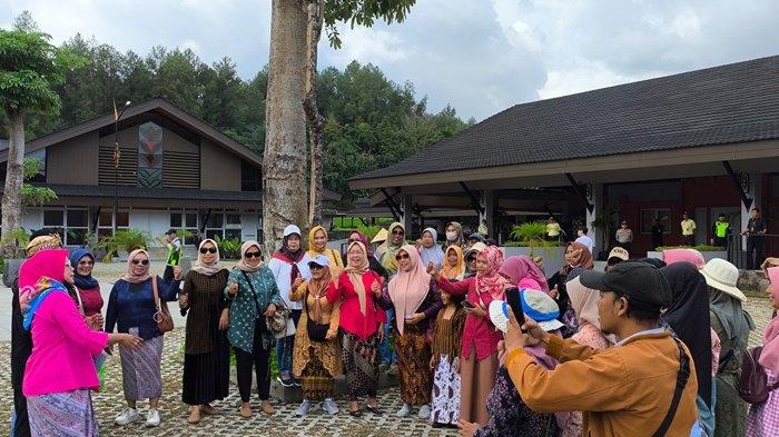 Hari Kartini, Emak-emak Pedagang SKMB Gelar Aksi Tolak Penempatan Lapak di Kampung Seni ...