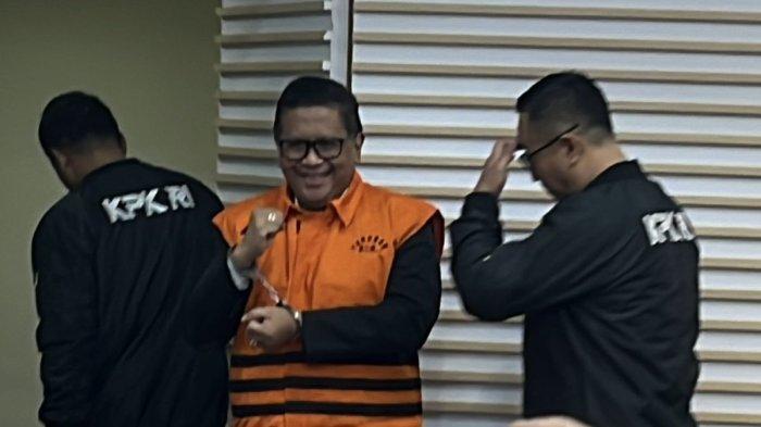 Pakai Rompi Tahanan KPK Hasto Kristiyanto Kepalkan Tangan yang Diborgol ...