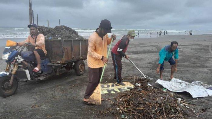 Pelaku Usaha Wisata di Parangtritis Gelar Aksi Bersih Pantai, Terkumpul 8 Ton Sampah ...