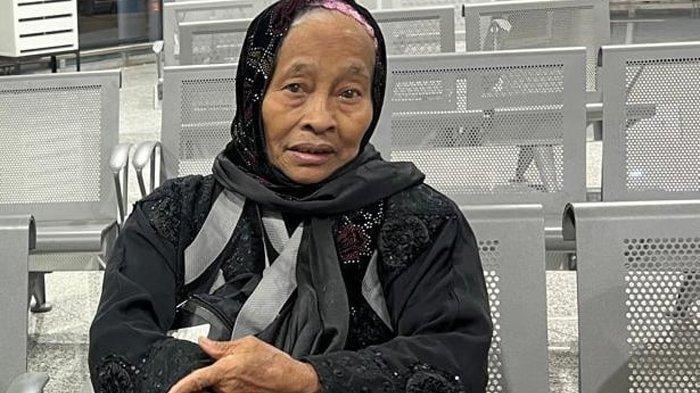 Pelukan Terakhir Sakiyah Antarkan Sang Suami ke Rahmatullah ...