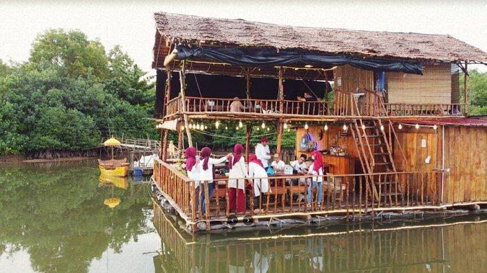 Wisata Kuliner Kepri Cafe D’Famz, Suguhkan Kafe Apung Cantik di Sungai ...