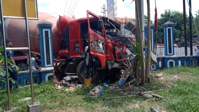 KECELAKAAN: Rem Blong, Truk Molen di Klaten Seruduk Pagar Terminal di Jalan Yogyakarta-Solo ...