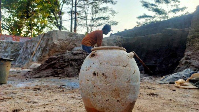 BREAKING NEWS: Penemuan Guci Kuno di Klaten, Diduga dari Masa Kerajaan ...