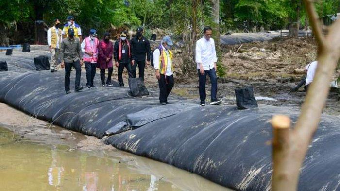 Tak Hanya Kenakan Topi Lusuh, Pak Bas Menteri PUPR Kini Juga Gendong ...