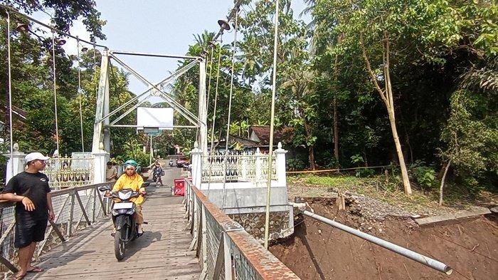 Warga Minta Pemerintah Segera Perbaiki Talut Pengaman Jembatan Gantung ...