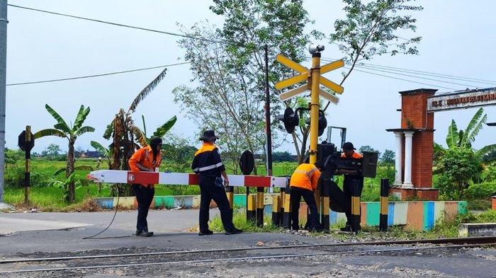 Truk Nekat Terobos Palang Perlintasan Kereta Api di Delanggu Klaten, Ini Respon PT KAI Daop 6 ...