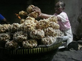 24 Tahun Mengais Rezeki dari Peyek Tumpuk - Tribunjogja.com